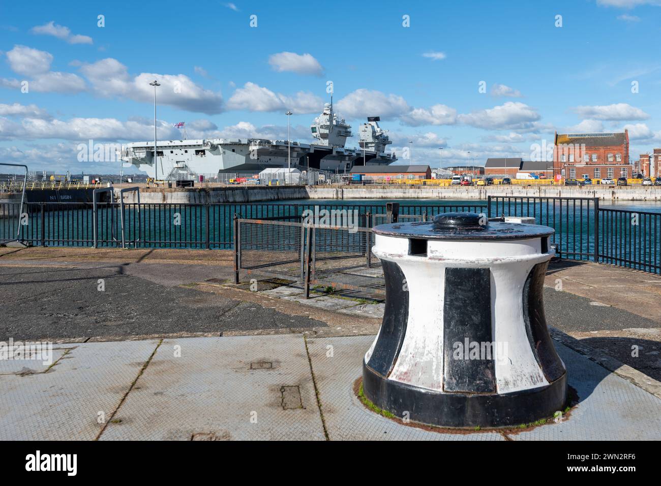 The British Naval fleet flagship HMS Queen Elizabeth docked in ...