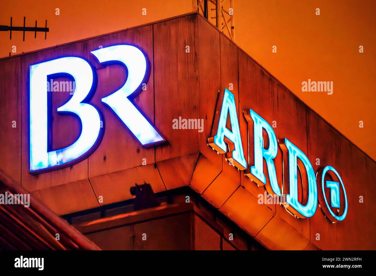 BR und ARD Logo am Funkhaus des Bayerischen Rundfunks, leuchten in der ...