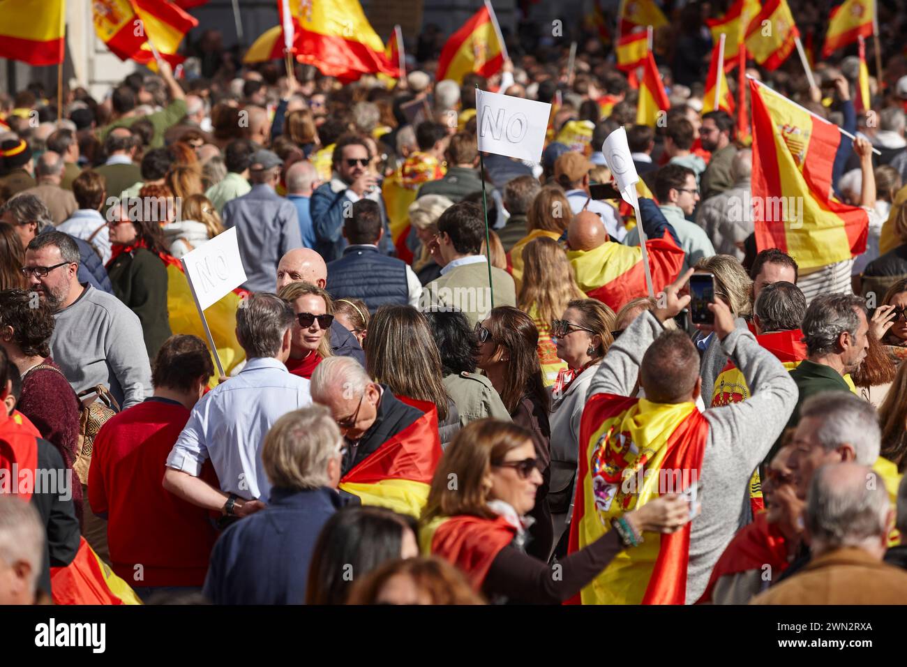 Group people spanish flags hi-res stock photography and images - Alamy