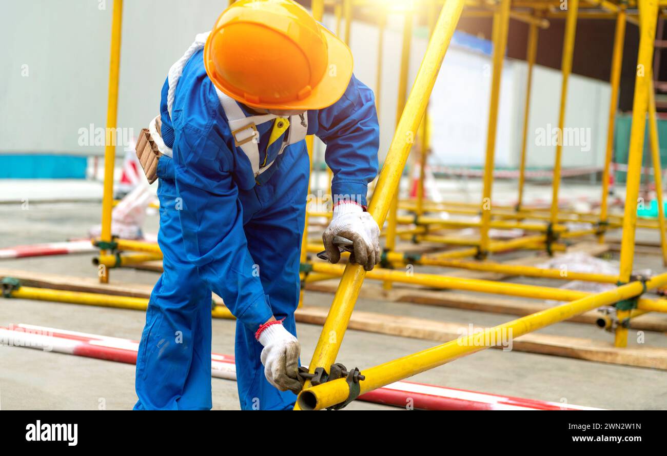 Single construction worker working on scaffolding Stock Photo - Alamy