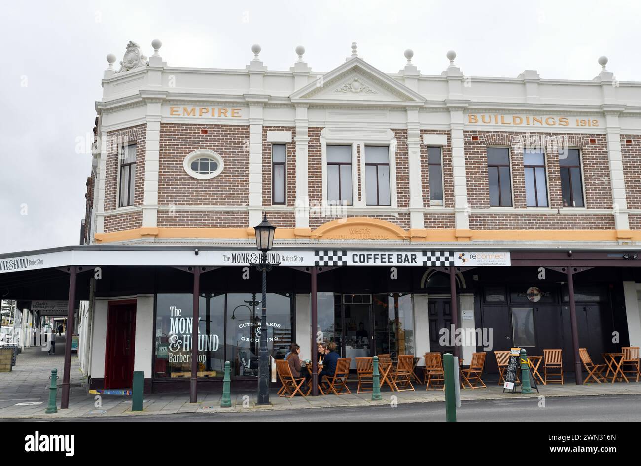 Colonial architecture retail shops hi-res stock photography and images ...