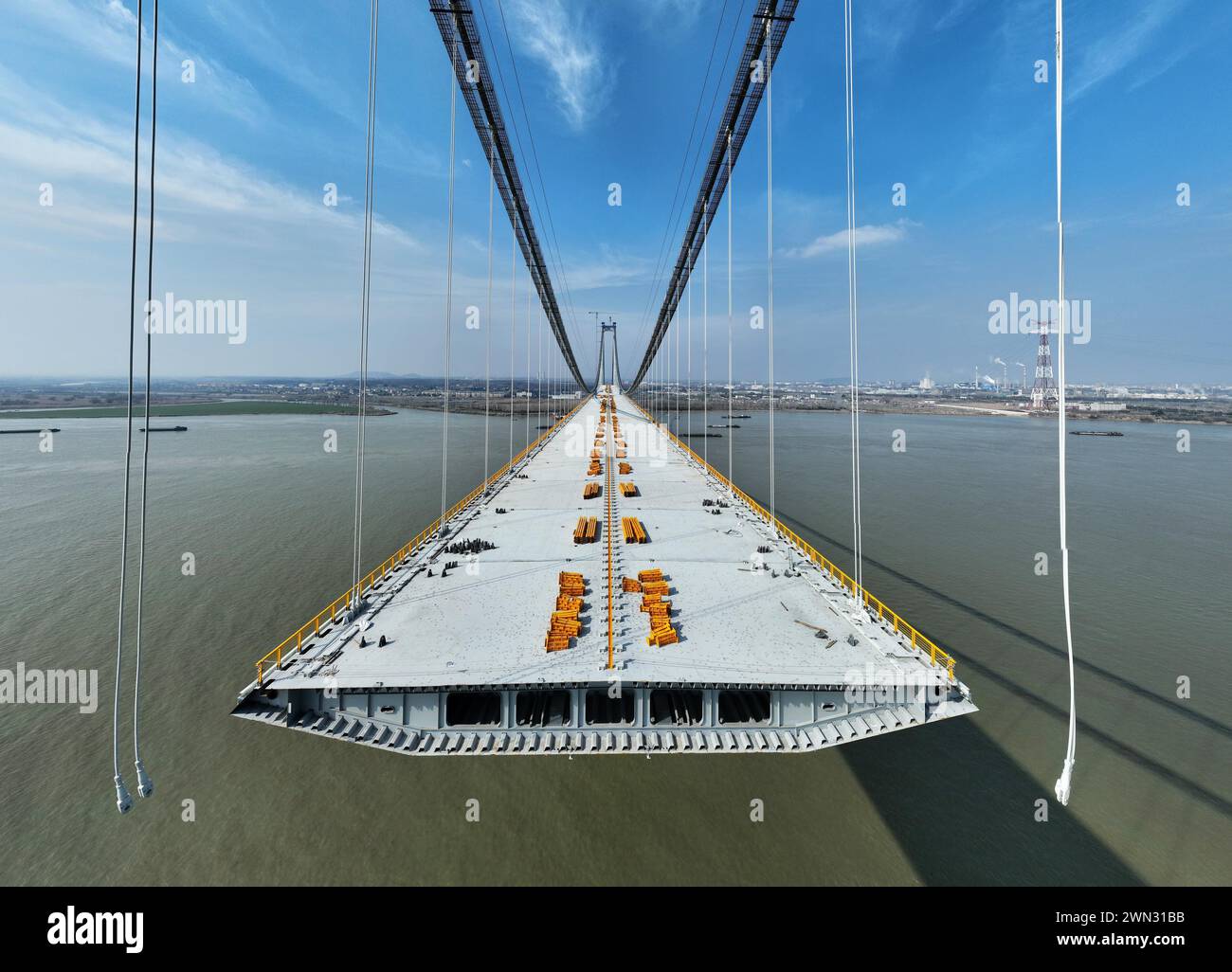 Aerial photo shows the Longtan Yangtze River Bridge under construction ...