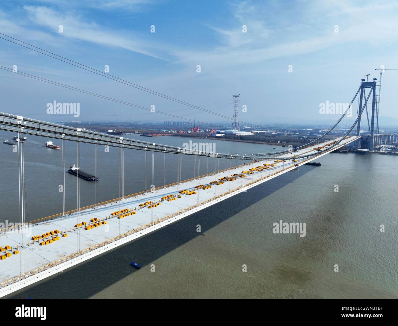 Aerial photo shows the Longtan Yangtze River Bridge under construction ...