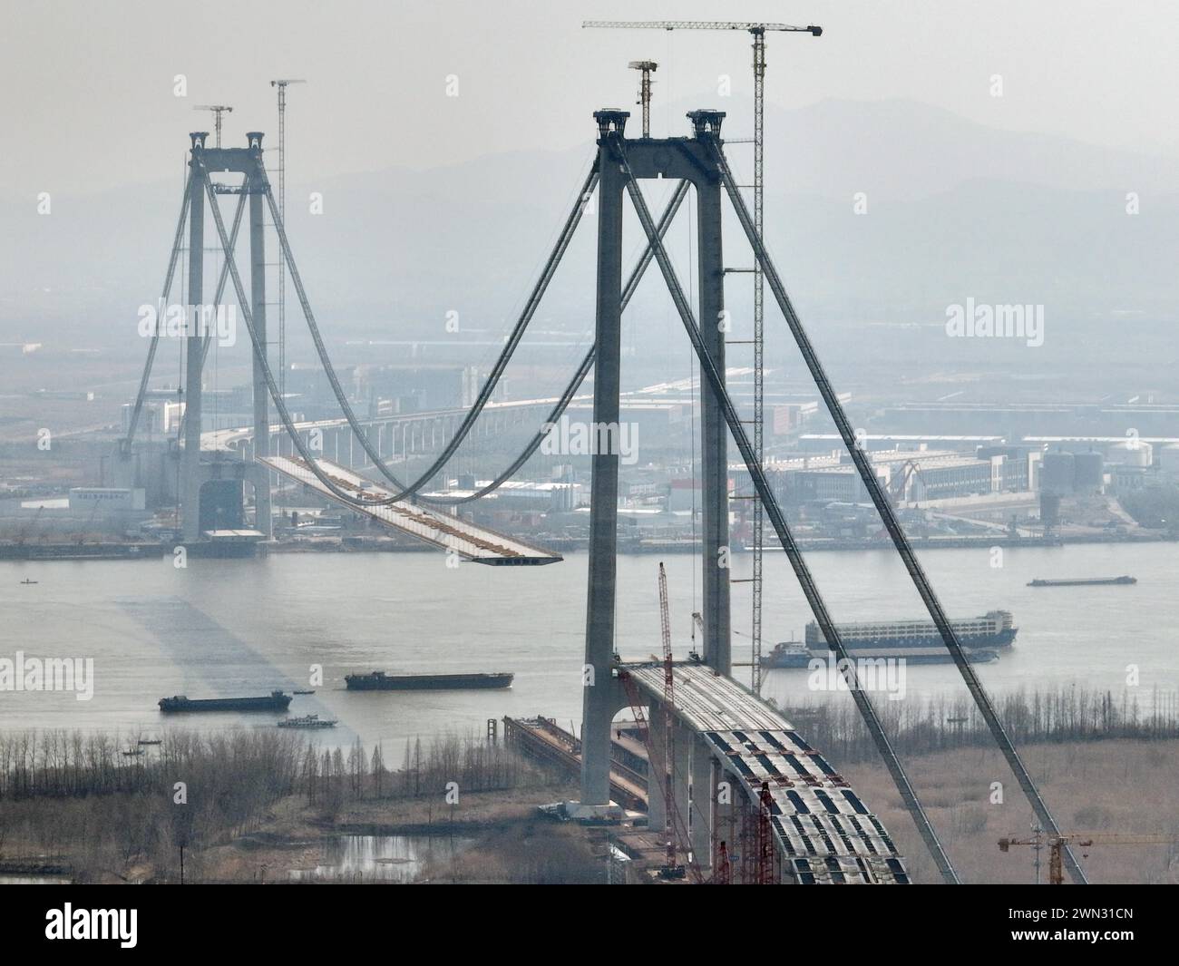 Aerial photo shows the Longtan Yangtze River Bridge under construction ...
