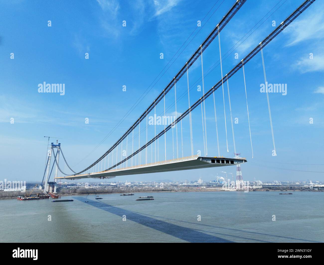 Aerial photo shows the Longtan Yangtze River Bridge under construction ...