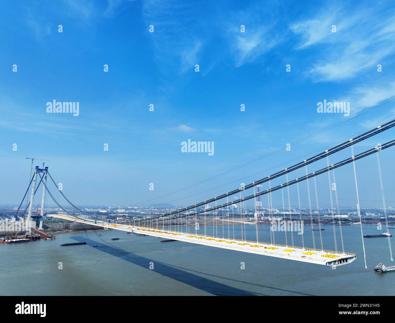 Aerial photo shows the Longtan Yangtze River Bridge under construction ...