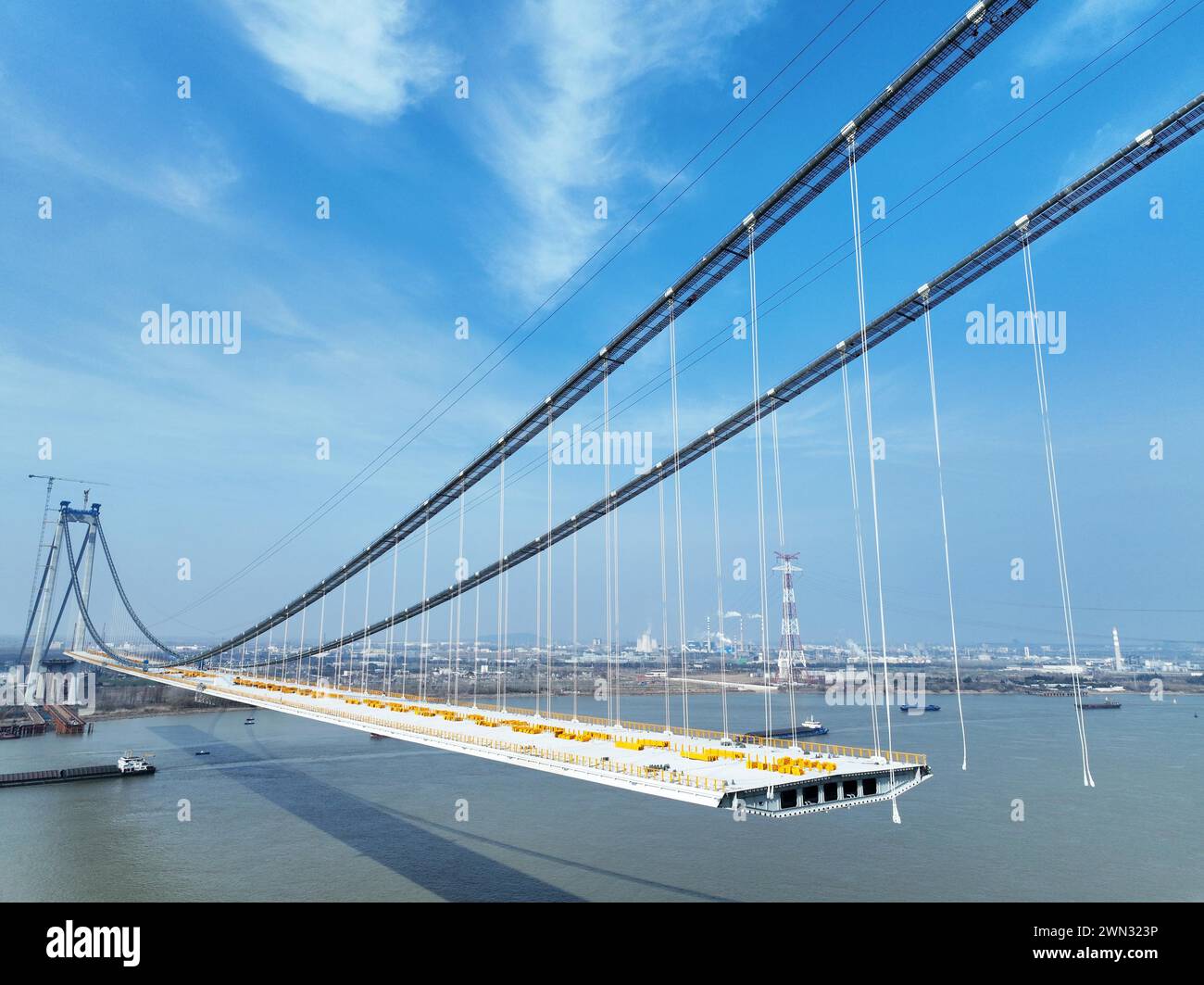 Aerial photo shows the Longtan Yangtze River Bridge under construction ...