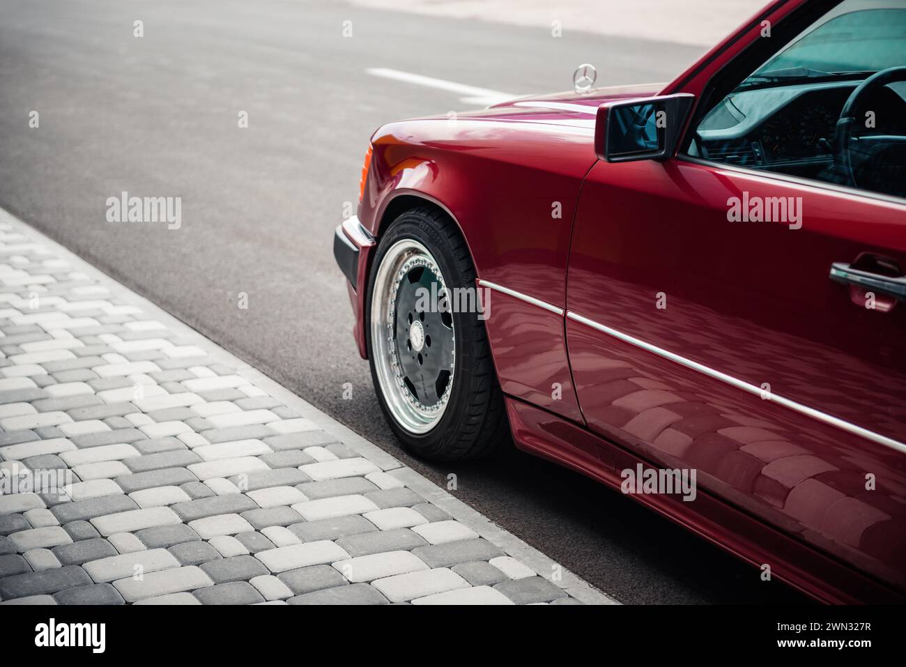 Maroon Mercedes-Benz 400E (W124) parked near the curb. Front fender ...