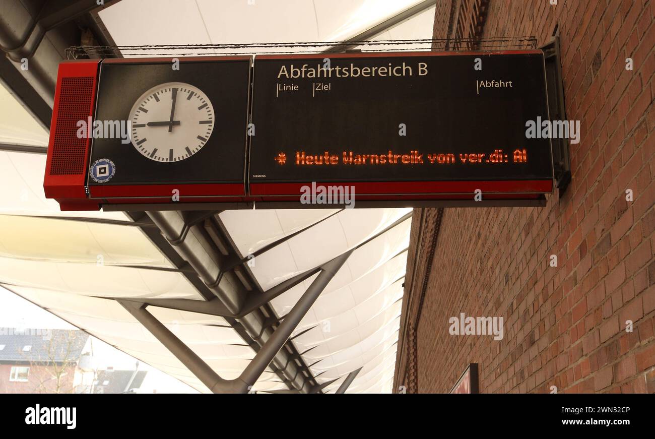 Auf einem Buszielanzeiger am Bahnhof Barmbek wird auf den Warnstreik von Mitarbeitern und ...
