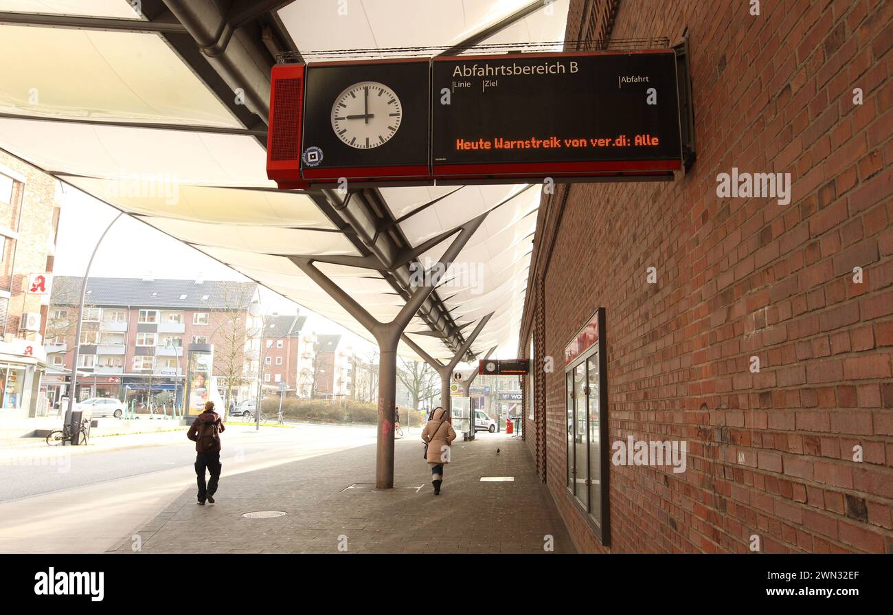 Auf einem Buszielanzeiger am Bahnhof Barmbek wird auf den Warnstreik von Mitarbeitern und ...