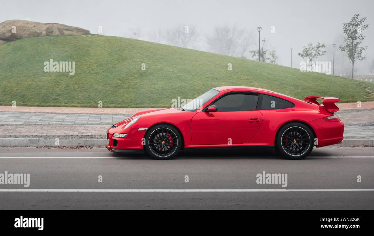 Porsche 911 side view hi-res stock photography and images - Alamy
