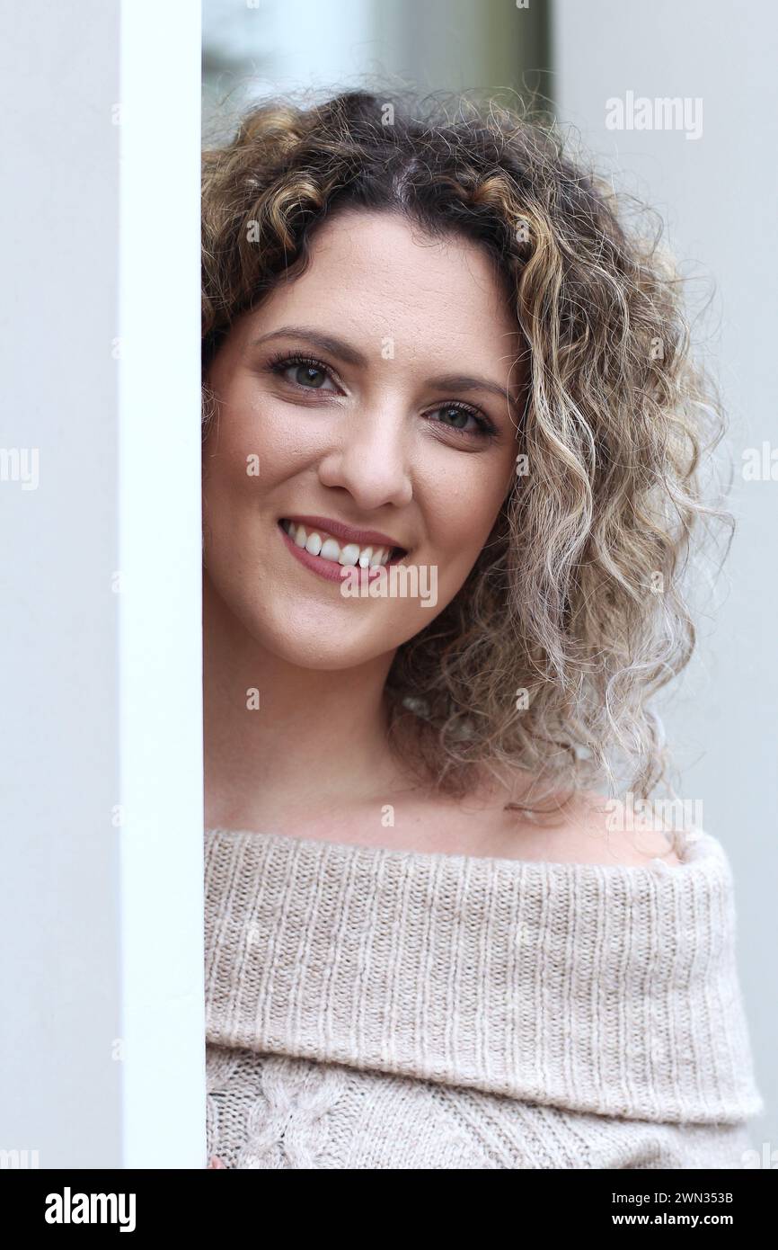 Beautiful woman from behind hi-res stock photography and images - Alamy