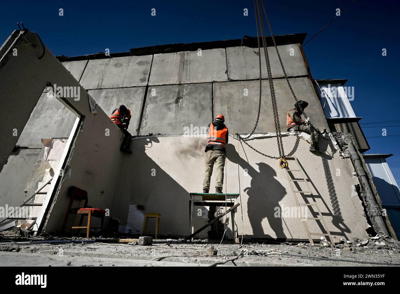 Non Exclusive: ZAPORIZHZHIA, UKRAINE - FEBRUARY 27, 2024 - Builders are ...