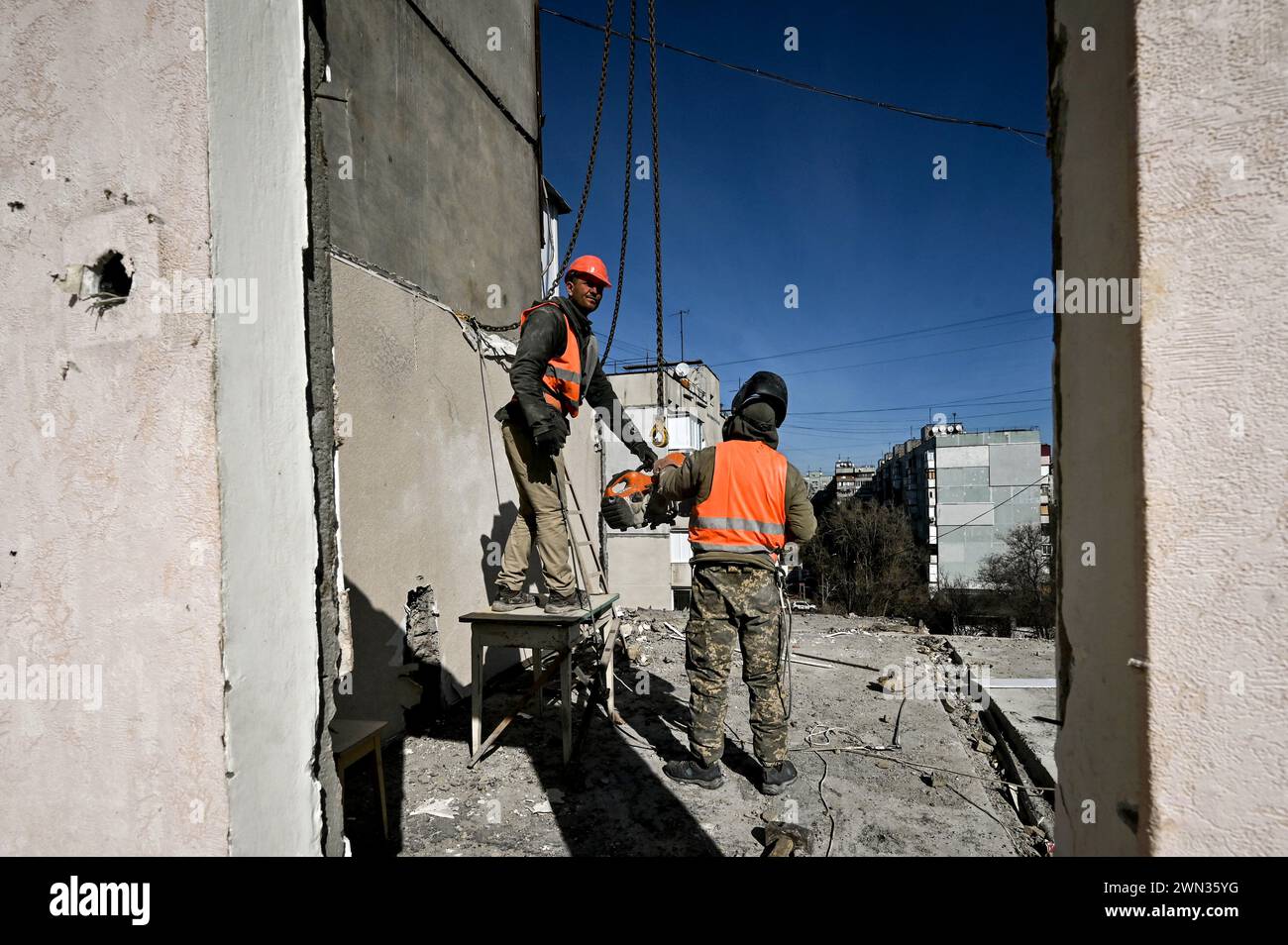 Non Exclusive: ZAPORIZHZHIA, UKRAINE - FEBRUARY 27, 2024 - Builders are ...