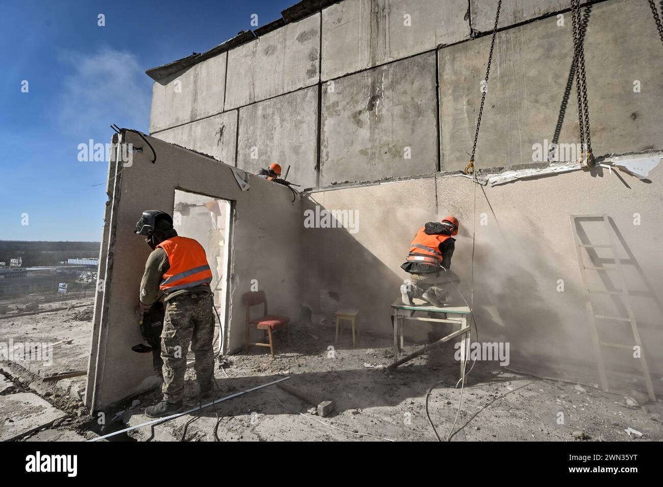 Non Exclusive: ZAPORIZHZHIA, UKRAINE - FEBRUARY 27, 2024 - Builders are ...