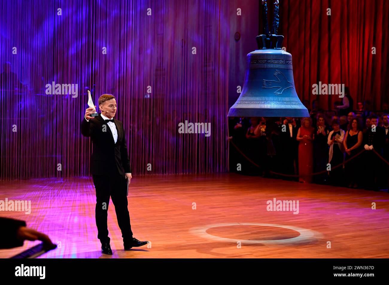 Tom Wlaschiha und Michael Patrick Kelly beim 16. SemperOpernball 2024 ...