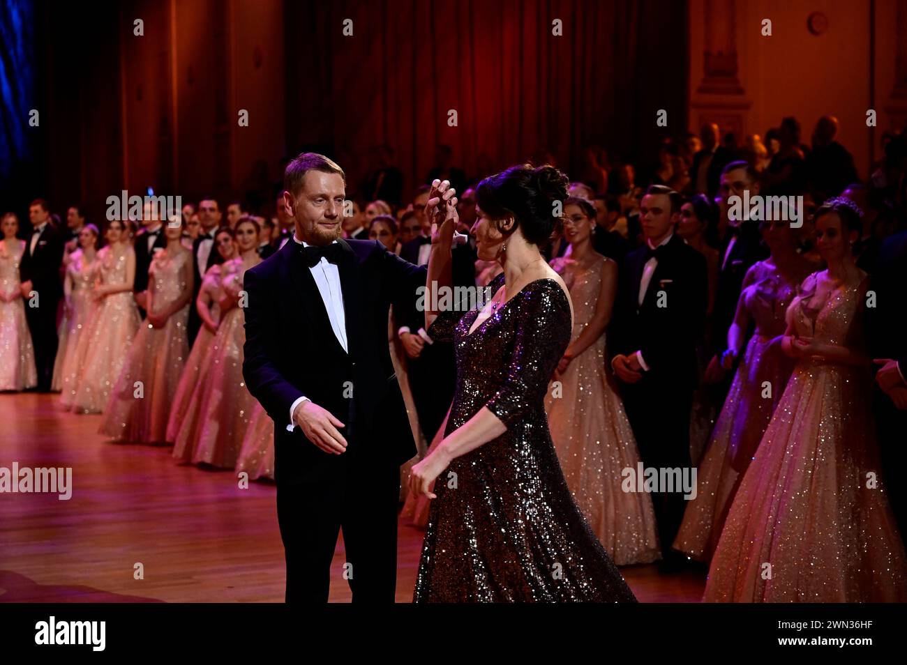 Michael Kretschmer mit Partnerin Annett Hofmann beim 16. SemperOpernball 2024 in der SemperOper ...