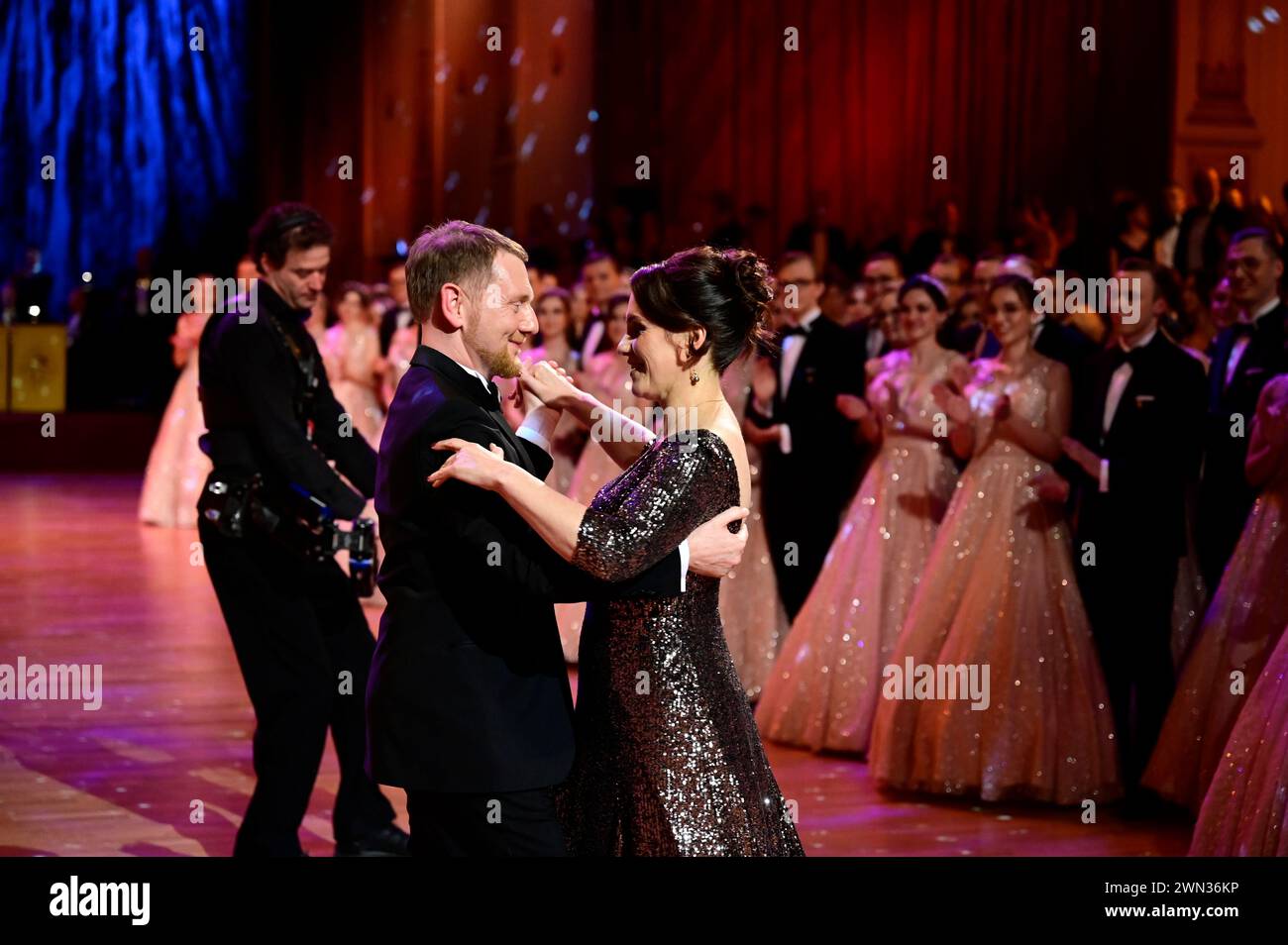 Michael Kretschmer mit Partnerin Annett Hofmann beim 16. SemperOpernball 2024 in der SemperOper ...