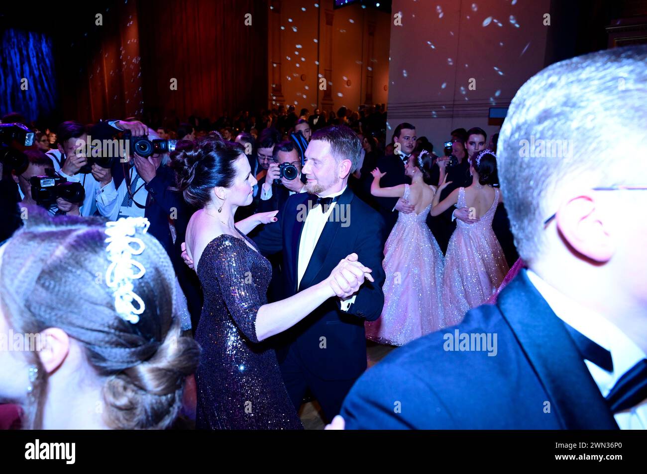 Michael Kretschmer mit Partnerin Annett Hofmann beim 16. SemperOpernball 2024 in der SemperOper ...