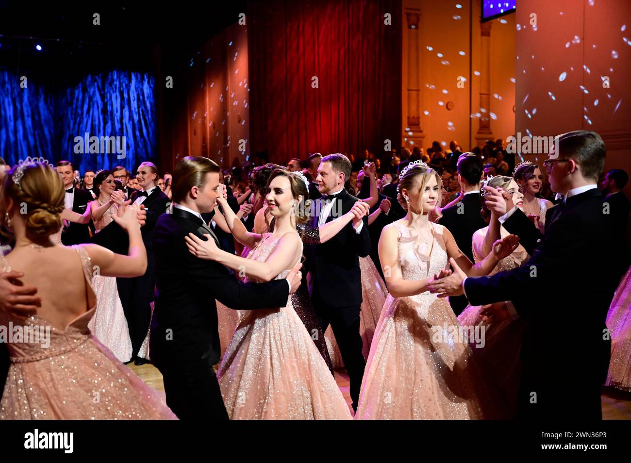 Michael Kretschmer mit Partnerin Annett Hofmann beim 16. SemperOpernball 2024 in der SemperOper ...