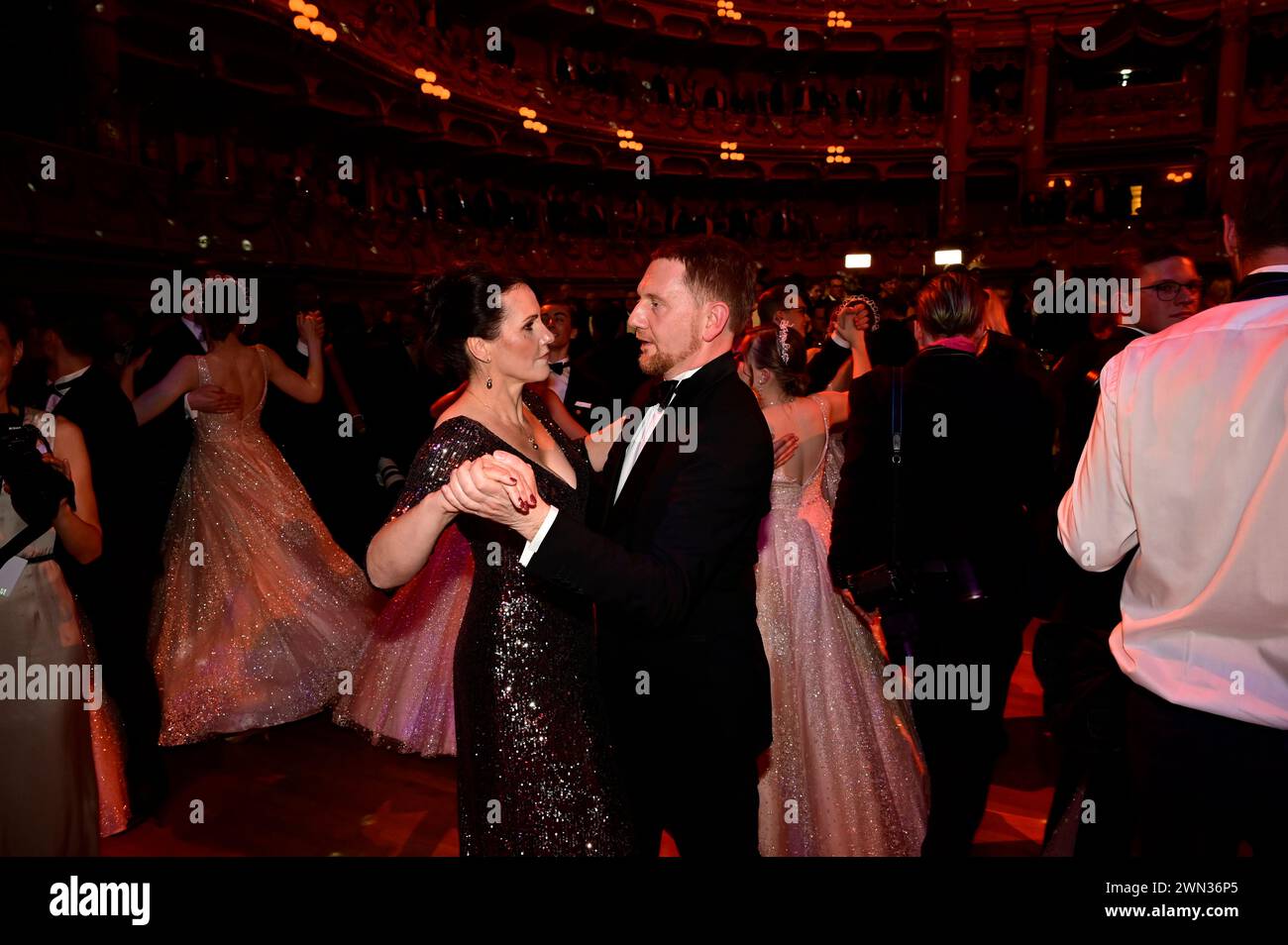 Michael Kretschmer mit Partnerin Annett Hofmann beim 16. SemperOpernball 2024 in der SemperOper ...