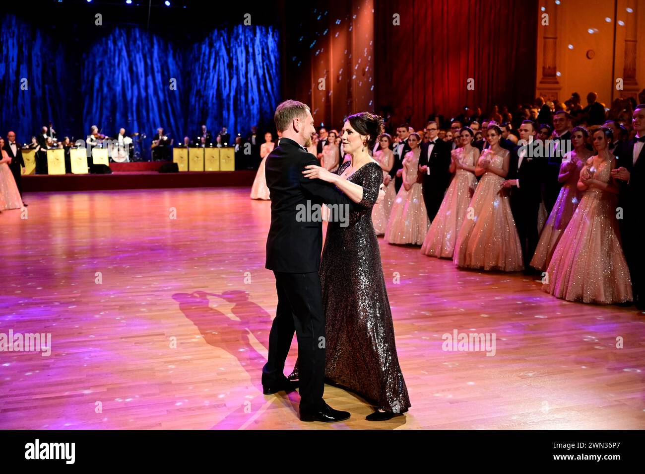 Michael Kretschmer mit Partnerin Annett Hofmann beim 16. SemperOpernball 2024 in der SemperOper ...