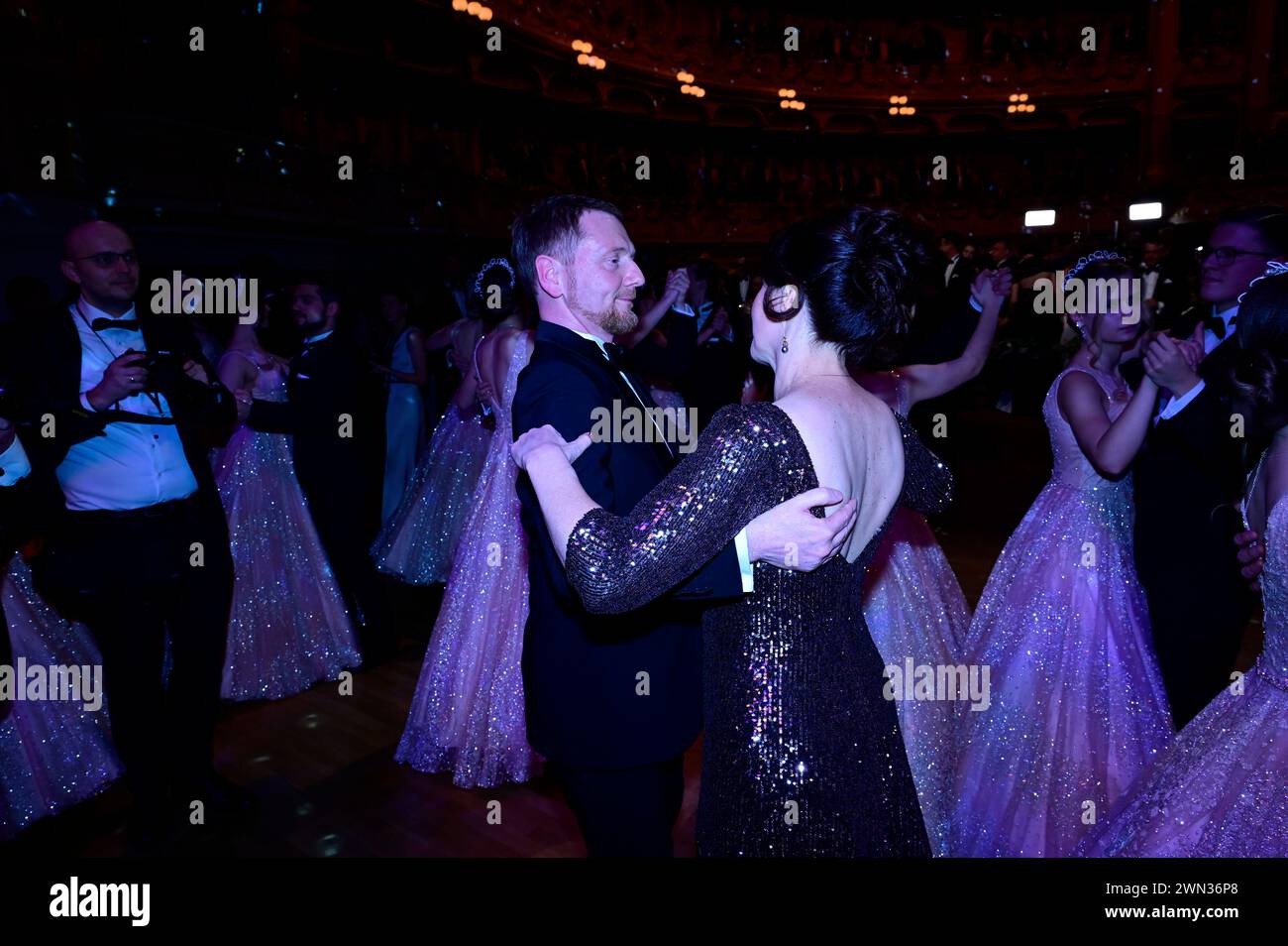 Michael Kretschmer mit Partnerin Annett Hofmann beim 16. SemperOpernball 2024 in der SemperOper ...