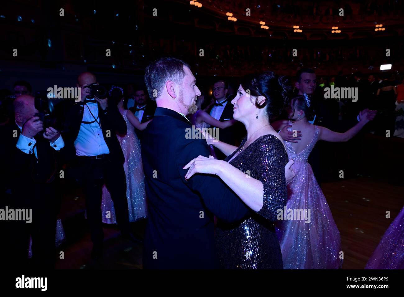 Michael Kretschmer mit Partnerin Annett Hofmann beim 16. SemperOpernball 2024 in der SemperOper ...