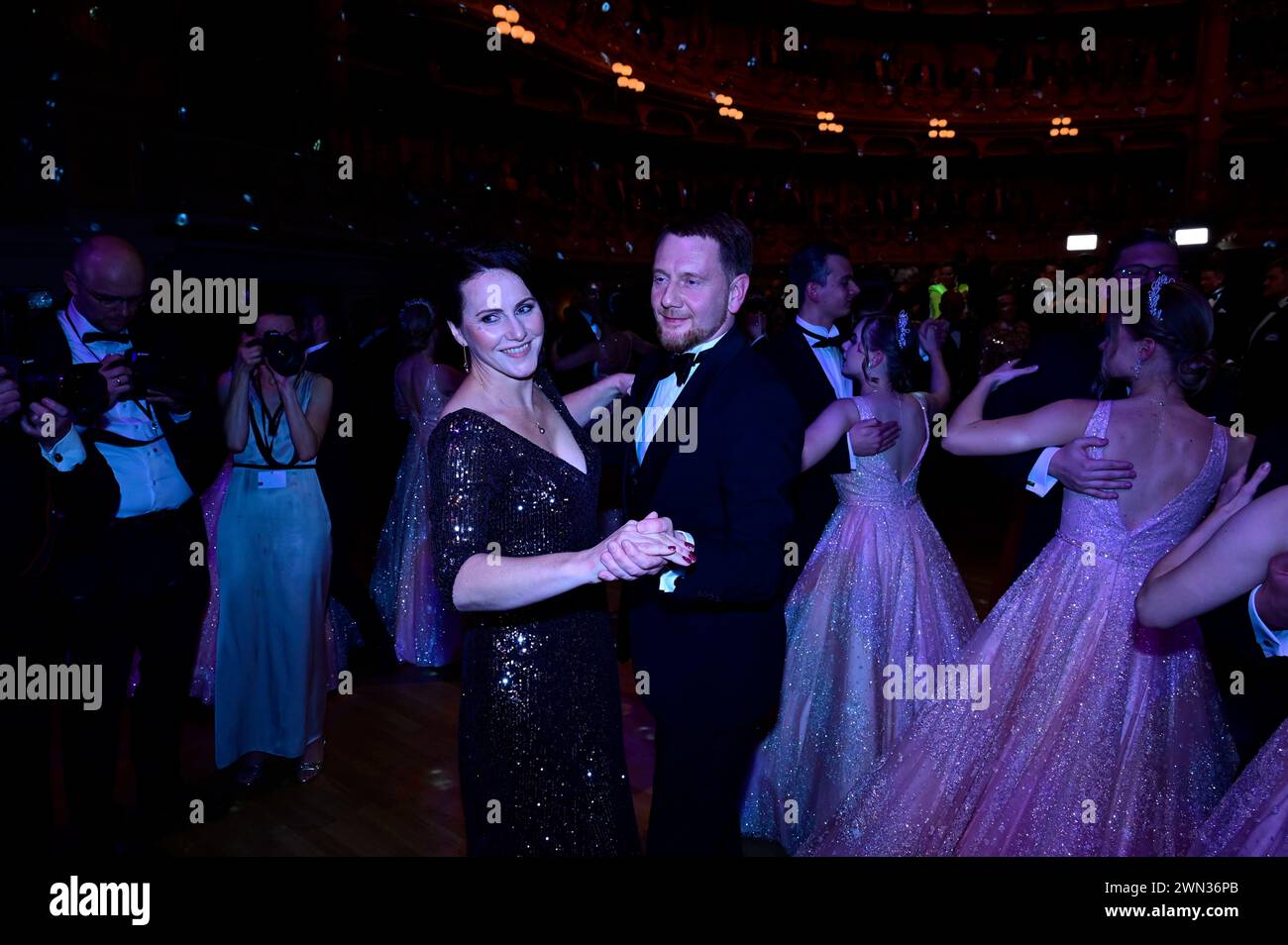 Michael Kretschmer mit Partnerin Annett Hofmann beim 16. SemperOpernball 2024 in der SemperOper ...
