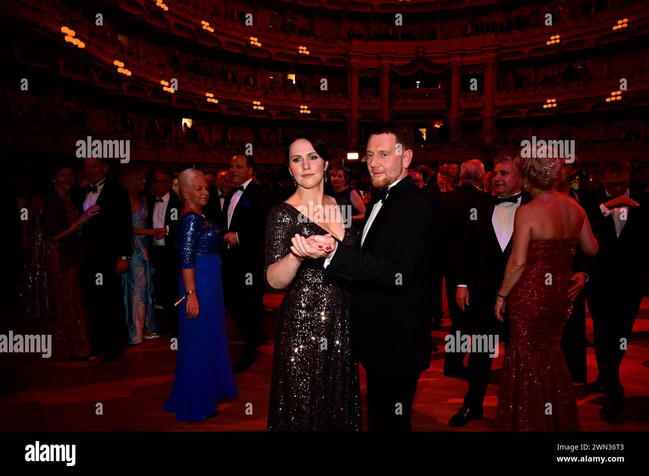 Michael Kretschmer mit Partnerin Annett Hofmann beim 16. SemperOpernball 2024 in der SemperOper ...