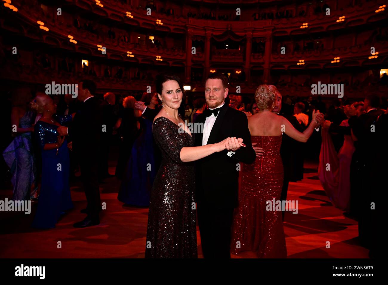 Michael Kretschmer mit Partnerin Annett Hofmann beim 16. SemperOpernball 2024 in der SemperOper ...