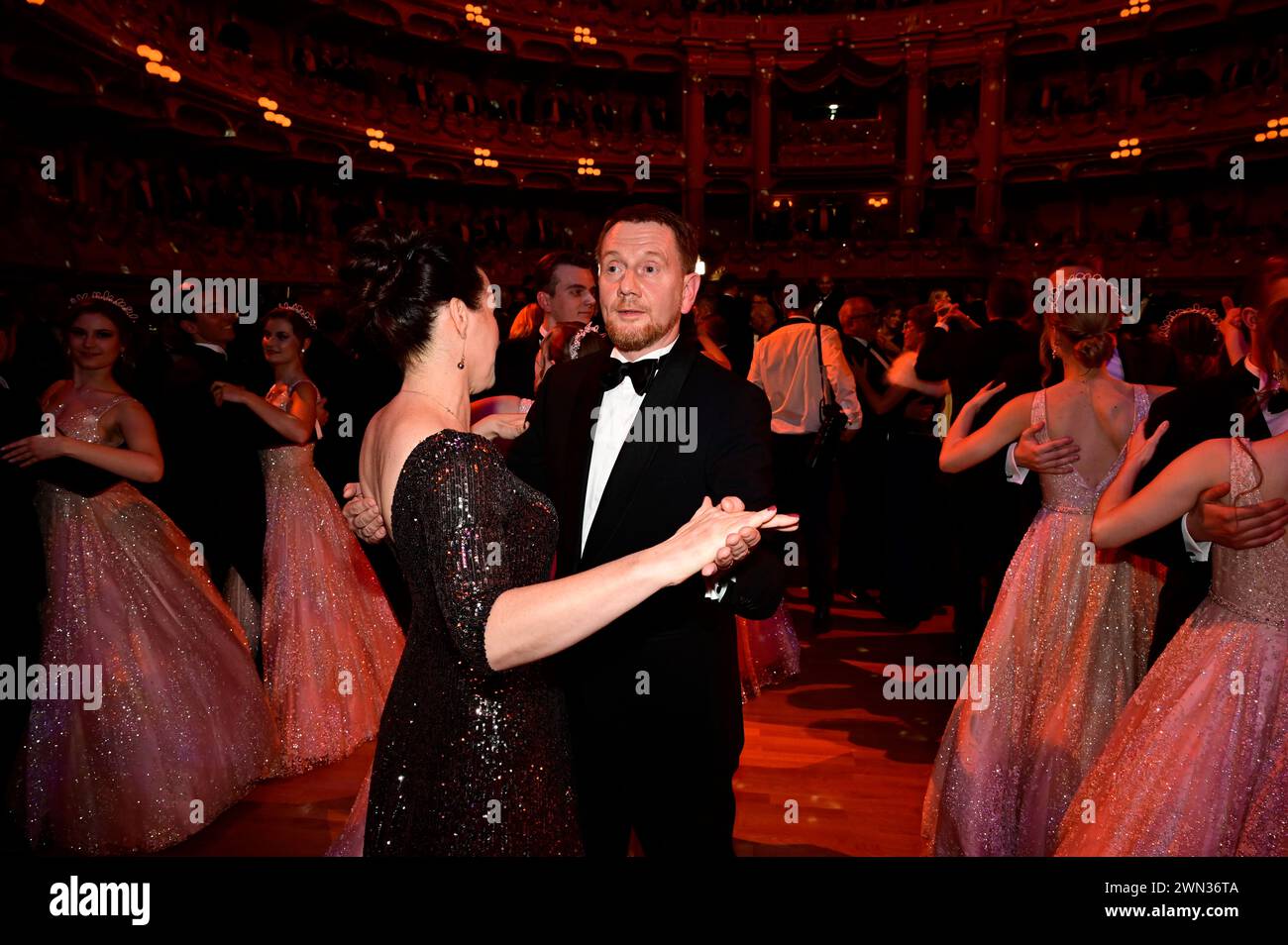 Michael Kretschmer mit Partnerin Annett Hofmann beim 16. SemperOpernball 2024 in der SemperOper ...