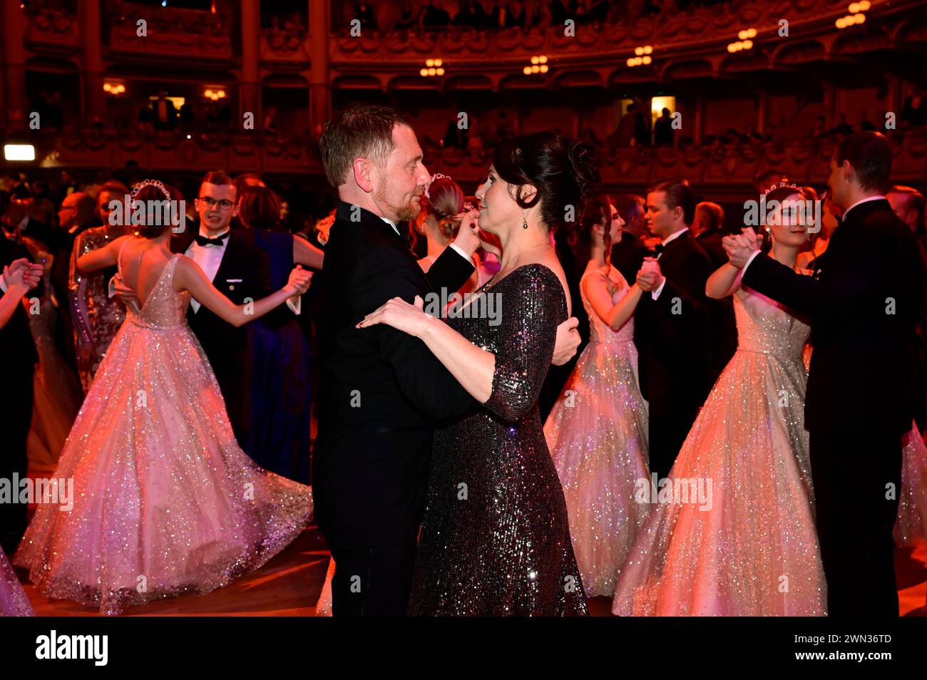 Michael Kretschmer mit Partnerin Annett Hofmann beim 16. SemperOpernball 2024 in der SemperOper ...