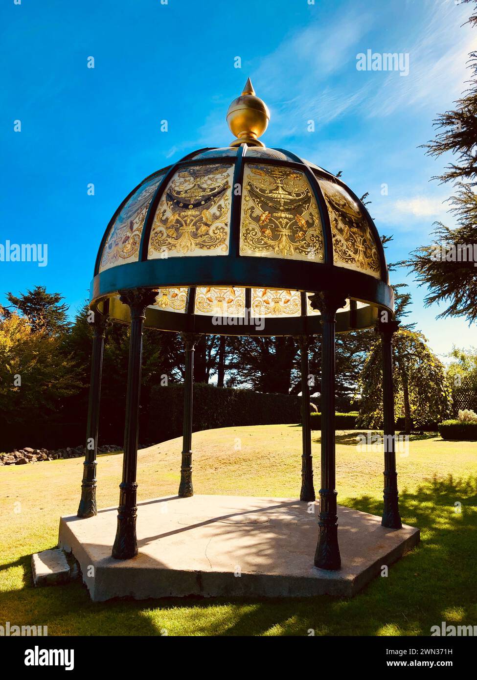 Gazebo structure in botanical garden hi-res stock photography and ...