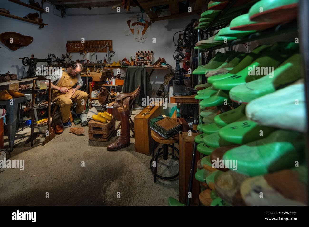 Traditional cobbler at work Stock Photo - Alamy