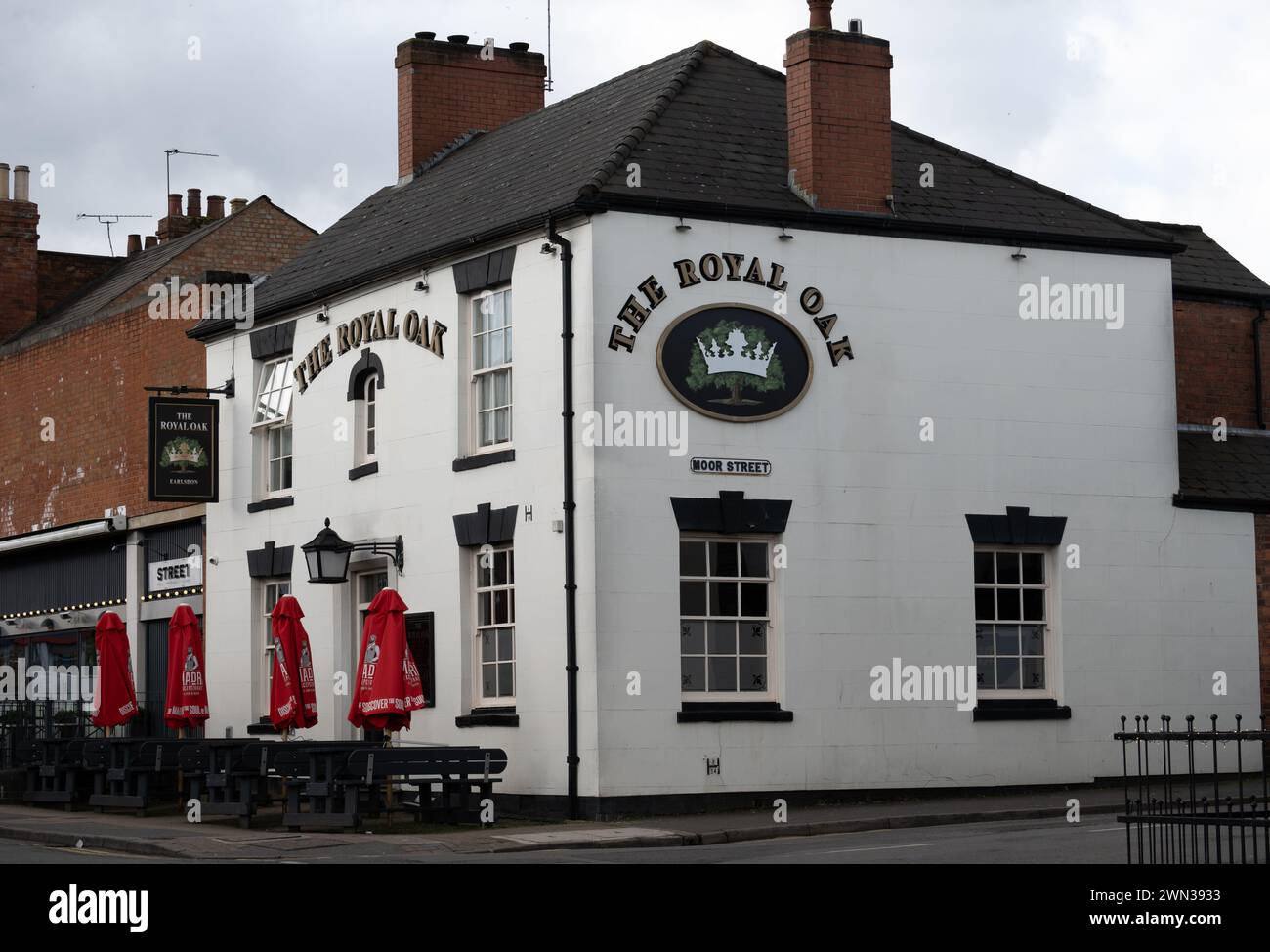 Royal oak pub england hi-res stock photography and images - Alamy