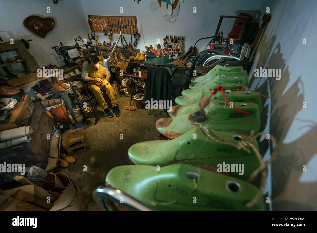 Traditional cobbler at work Stock Photo - Alamy