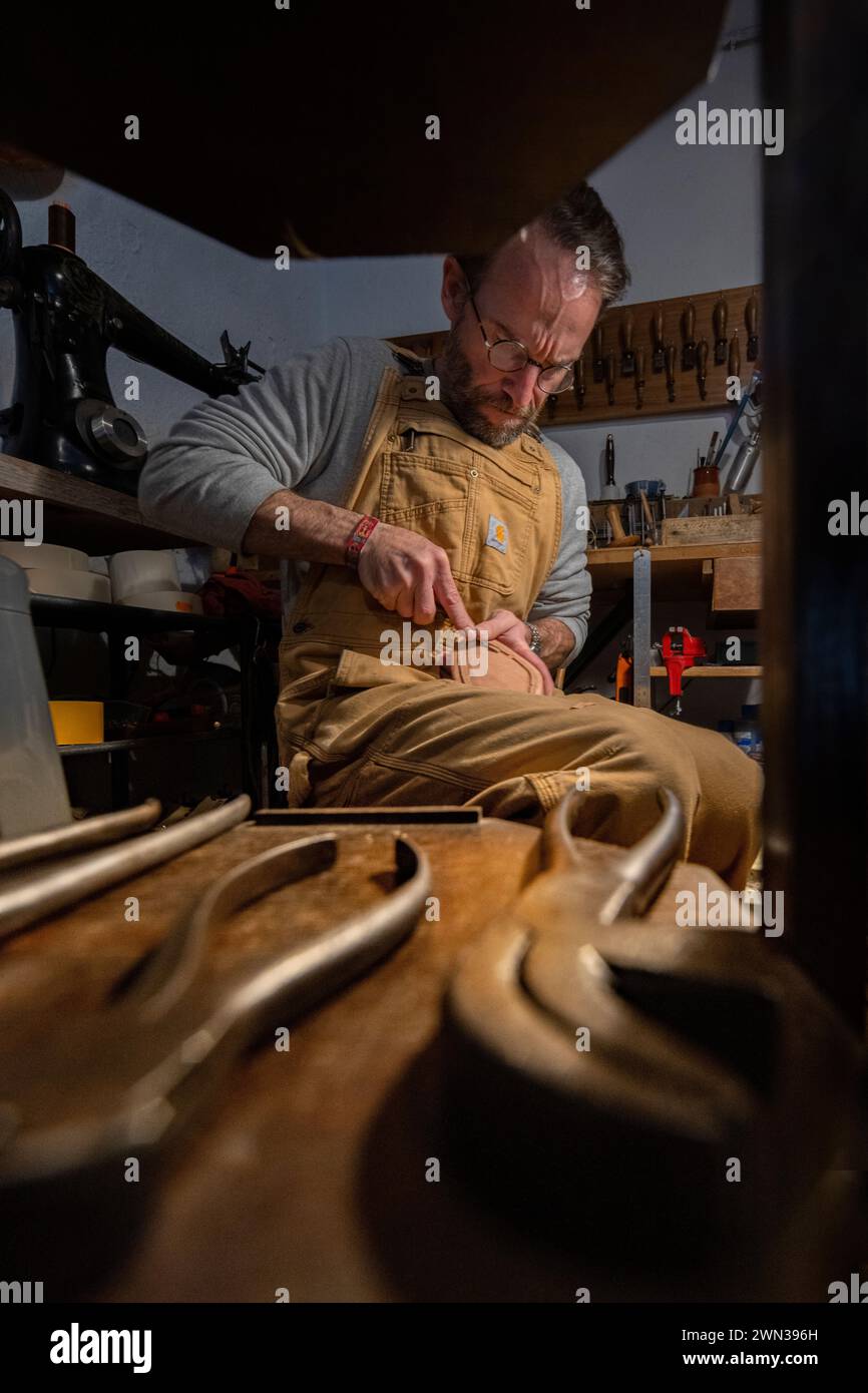 Traditional cobbler at work Stock Photo - Alamy