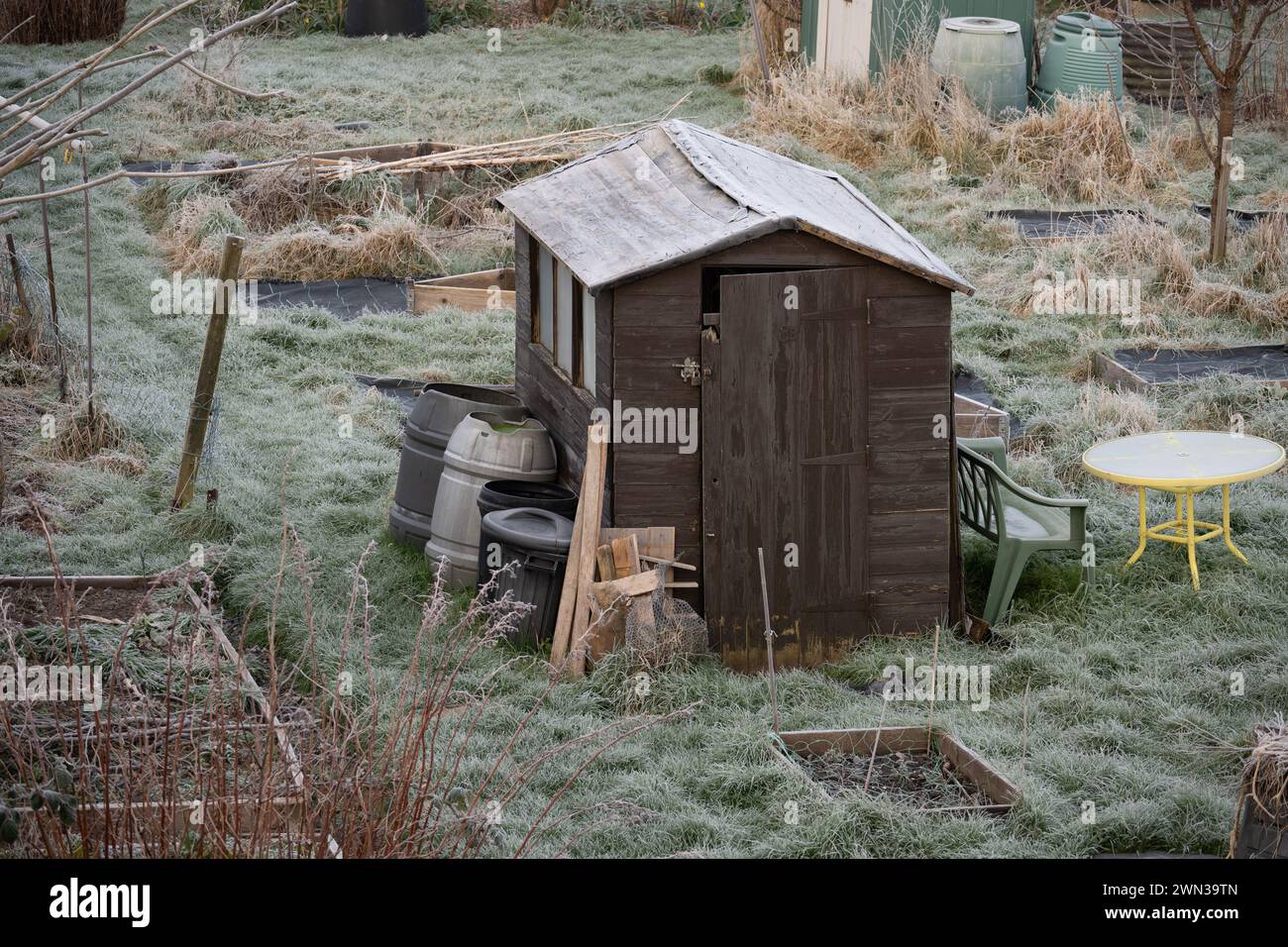 Frosty garden shed uk hi-res stock photography and images - Alamy