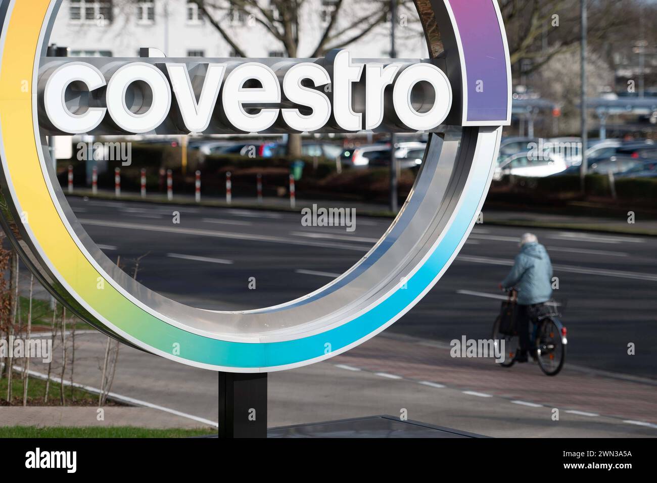Die Konzernzentrale der COVESTRO AG, Firmenlogo, Logo, Architektur ...