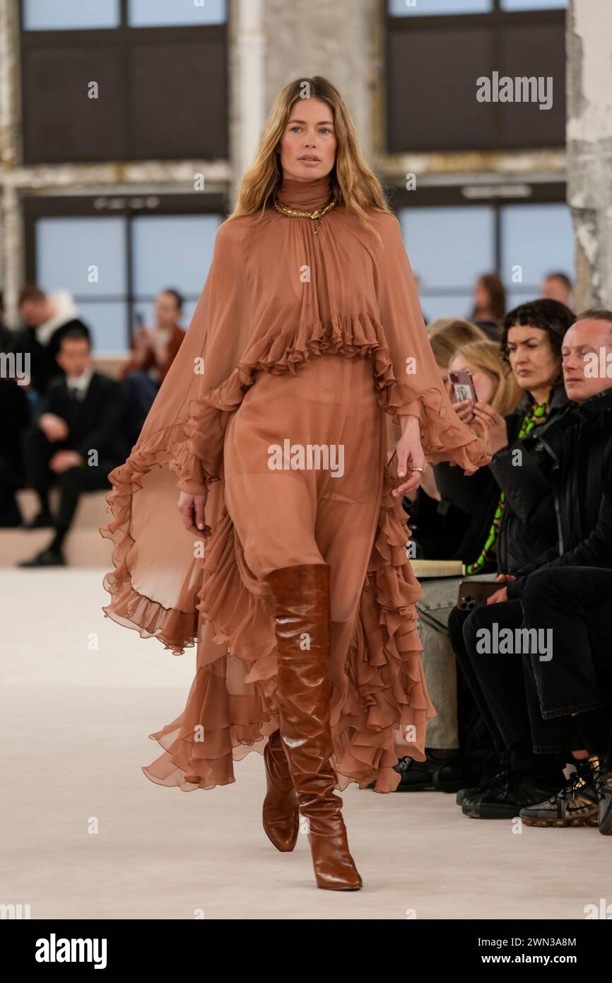 Doutzen Kroes wears a creation as part of the Chloe Fall/Winter 2024 ...