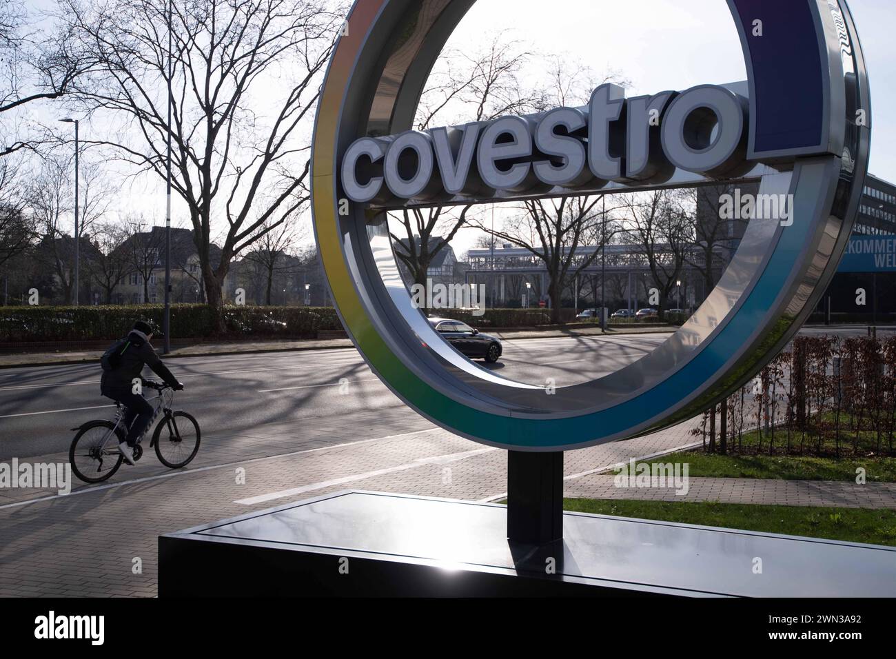 Die Konzernzentrale der COVESTRO AG, Firmenlogo, Logo, Architektur ...