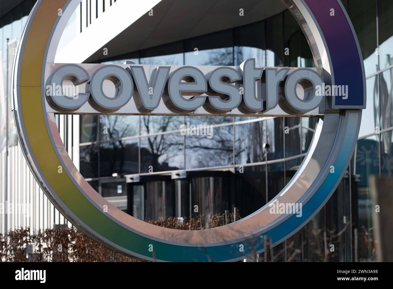 Die Konzernzentrale der COVESTRO AG, Firmenlogo, Logo, Architektur ...