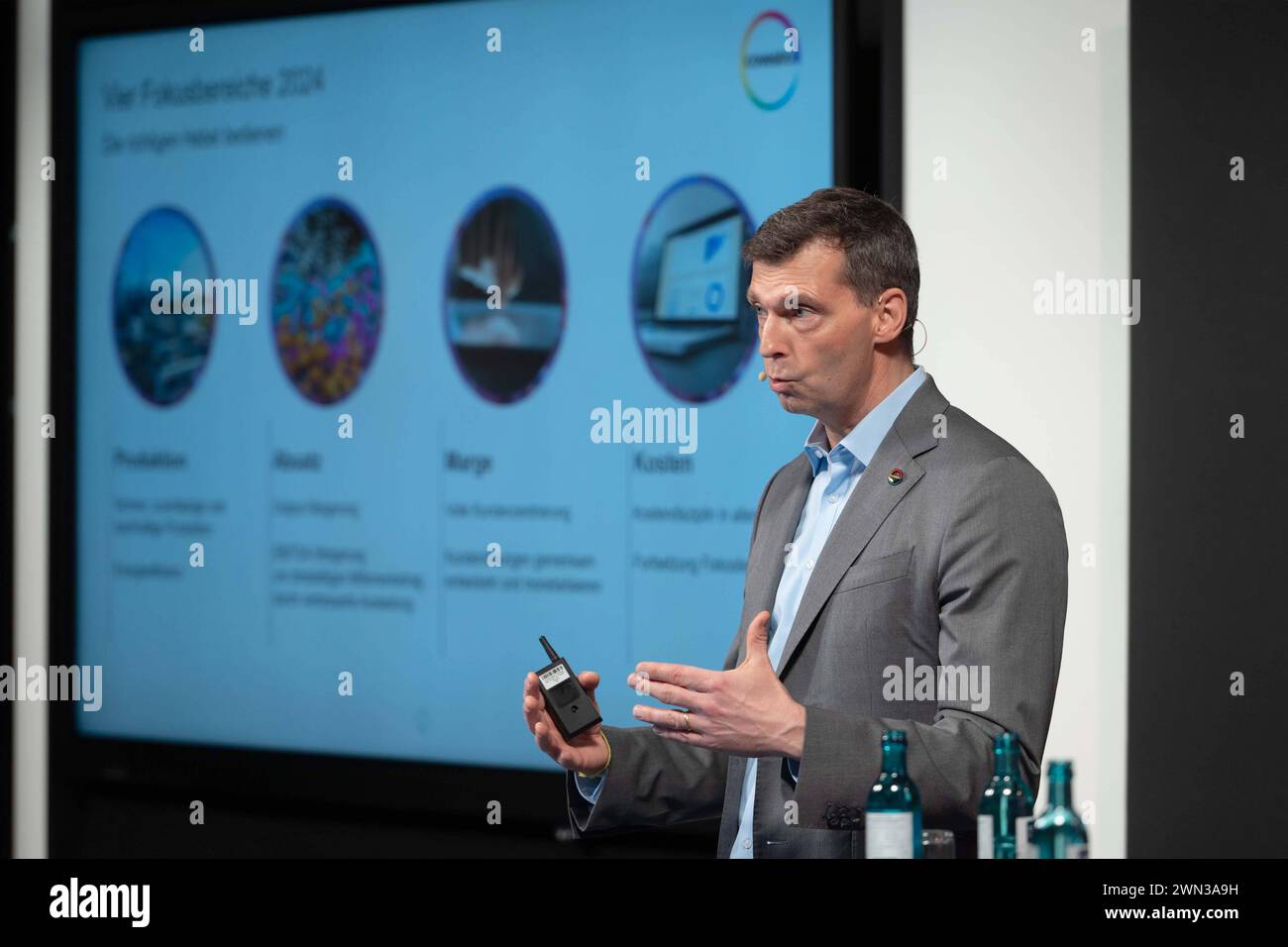 Dr. Markus STEILEMANN, Vorstandsvorsitzender, CEO, bei seiner Rede Bilanzpressekonferenz der ...