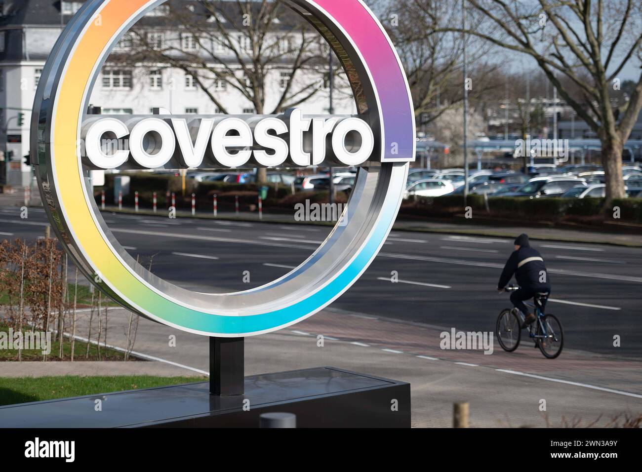 Die Konzernzentrale der COVESTRO AG, Firmenlogo, Logo, Architektur ...