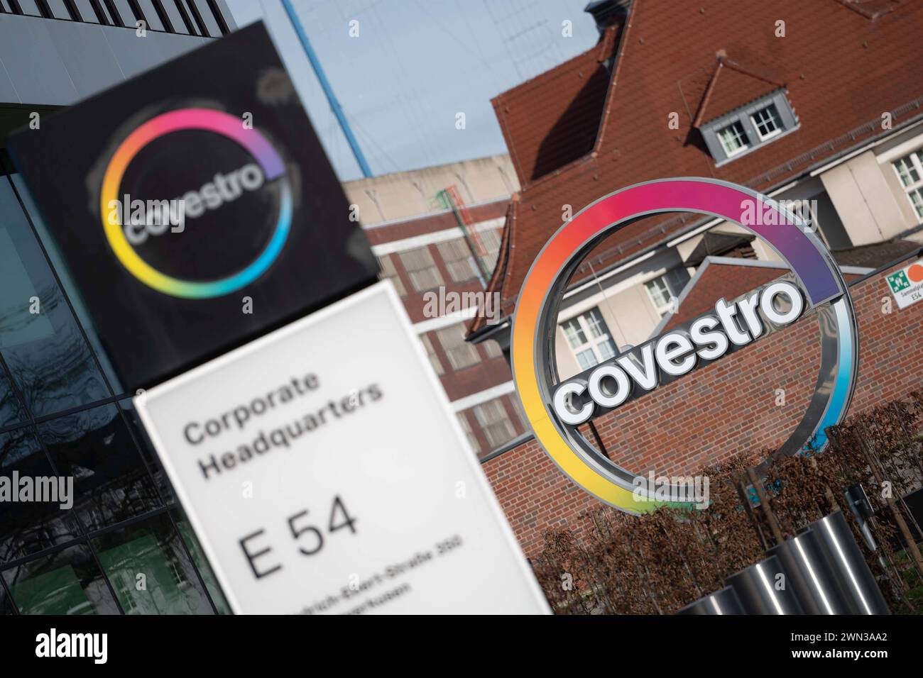 Die Konzernzentrale der COVESTRO AG, Firmenlogo, Logo, Architektur ...