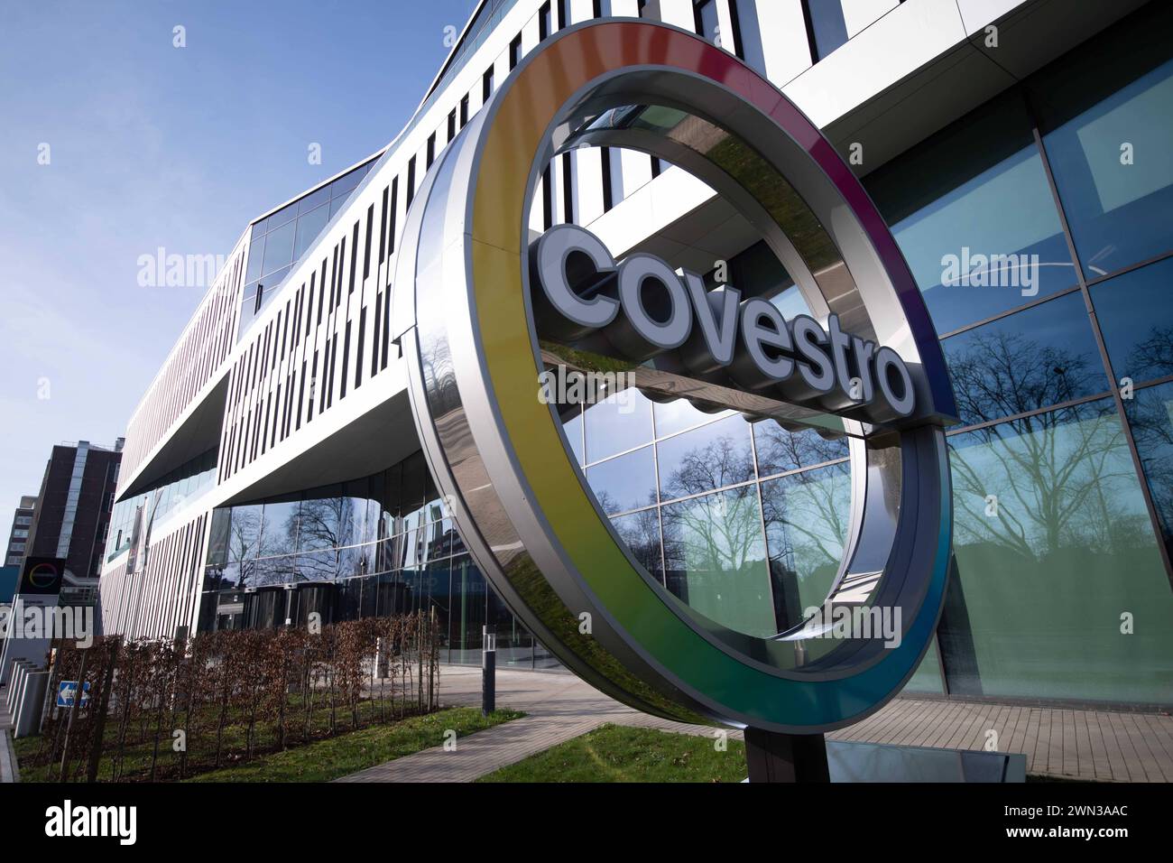 Die Konzernzentrale der COVESTRO AG, Firmenlogo, Logo, Architektur ...
