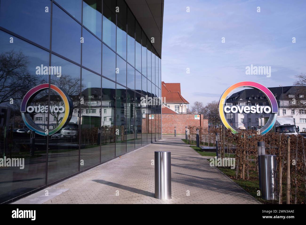 Die Konzernzentrale der COVESTRO AG, Firmenlogo, Logo, Architektur ...