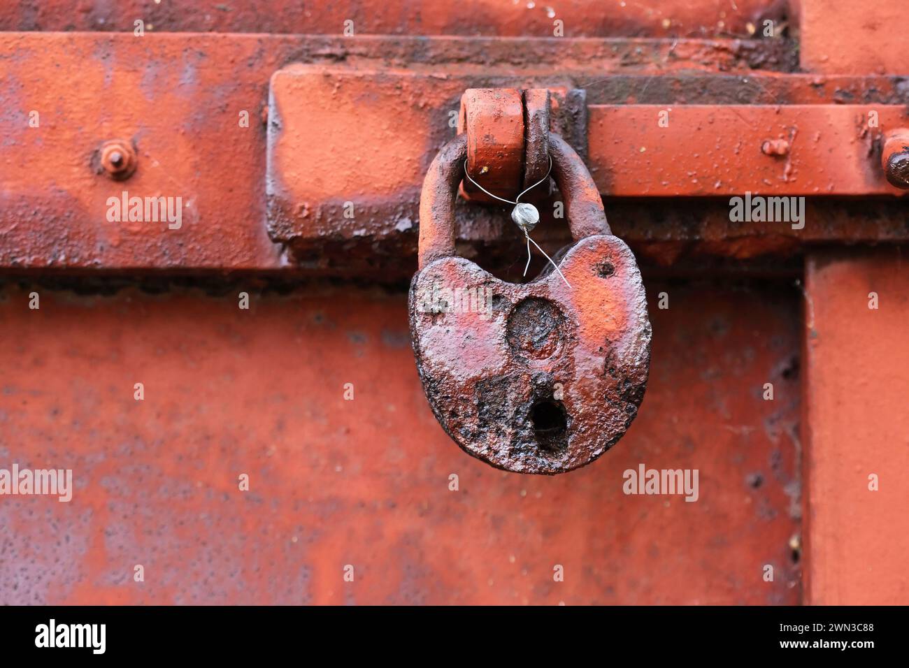 Rust padlock hi-res stock photography and images - Alamy