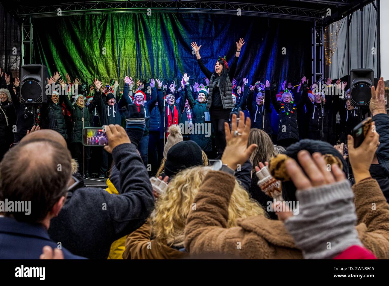 Choir on stage hi-res stock photography and images - Alamy